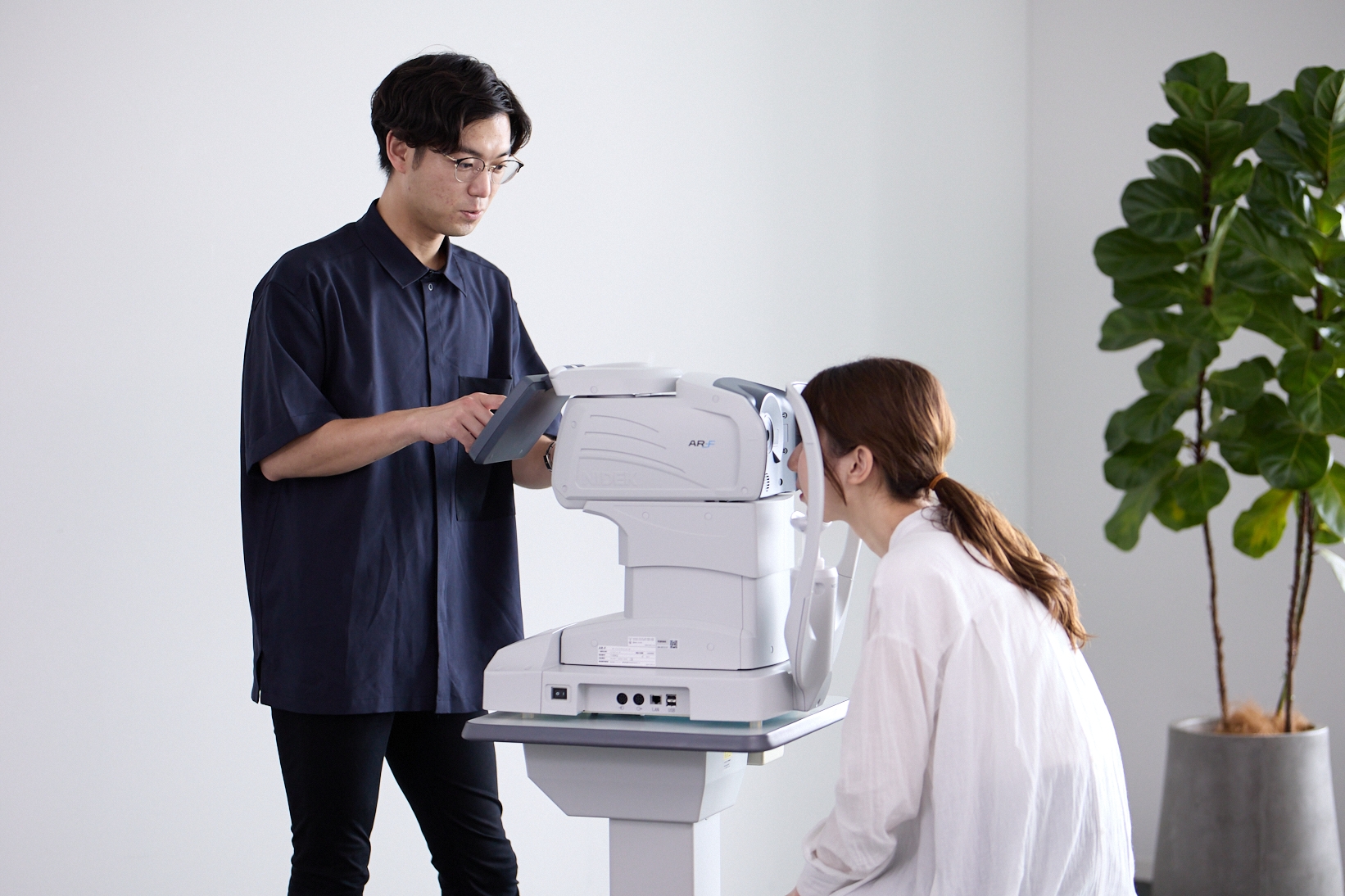 [JINS Atre Ebisu Store] You can make the most of English and Chinese to ...