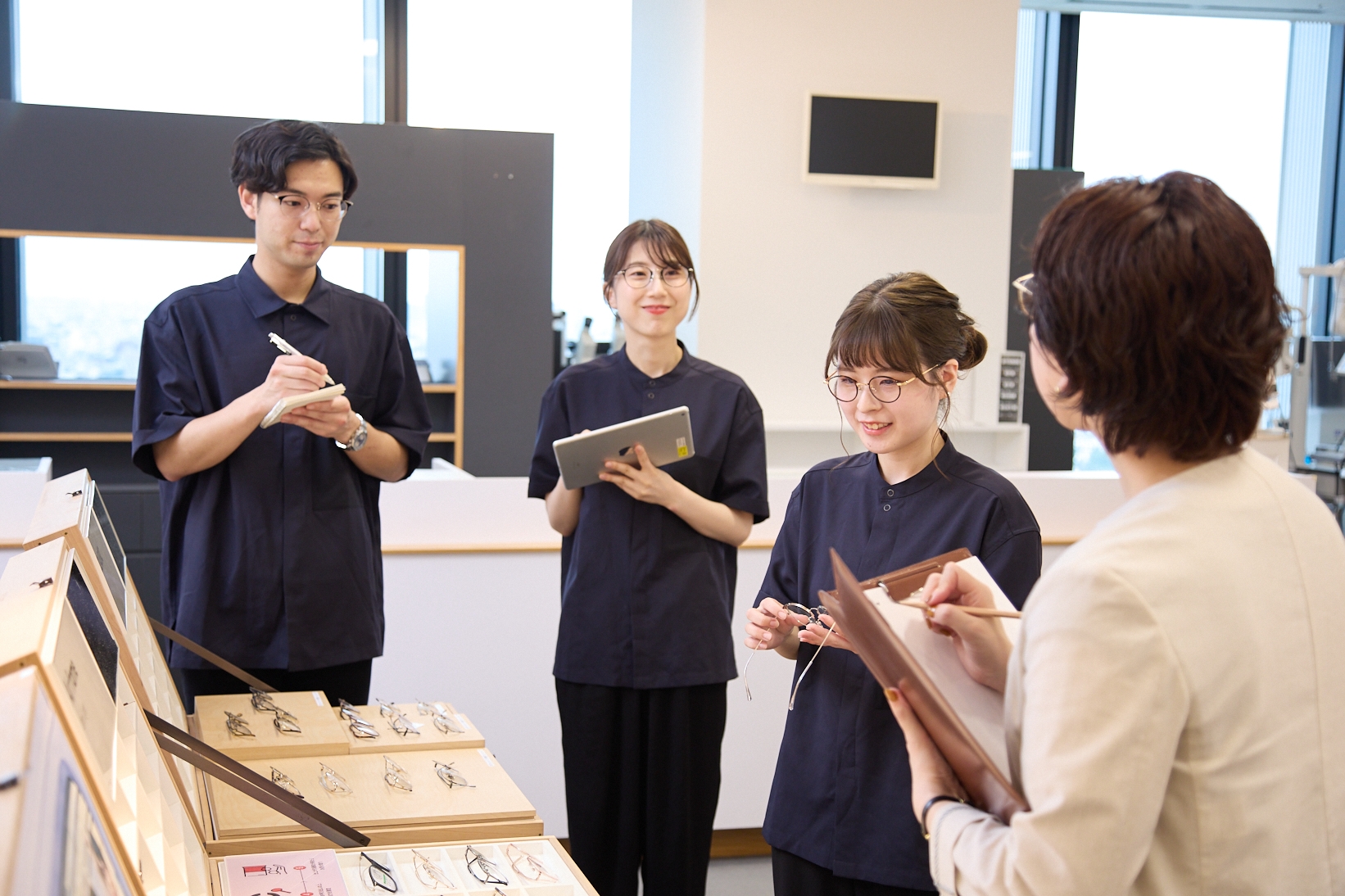 [JINS Atre Ebisu Store] You can make the most of English and Chinese to ...