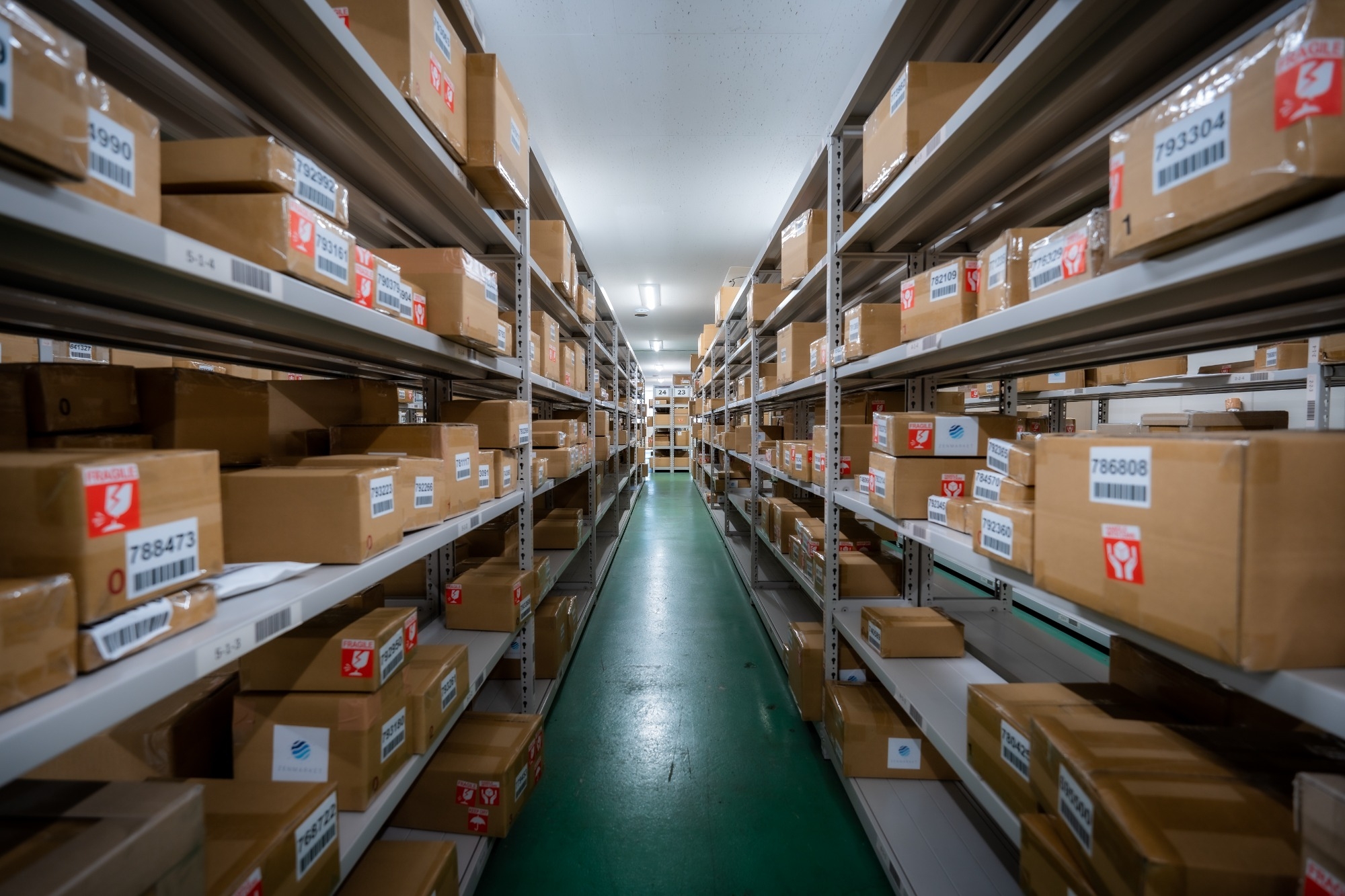 Work in a warehouse with free dress code! Raise in salary♪Foreigners ...