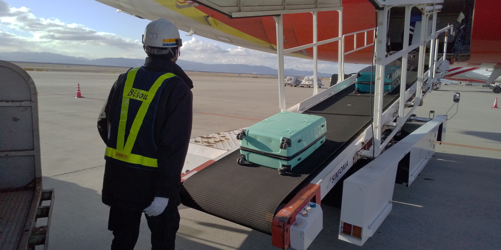 Ground handling work at Kansai Airport ♪ Full-time employees (AT ...