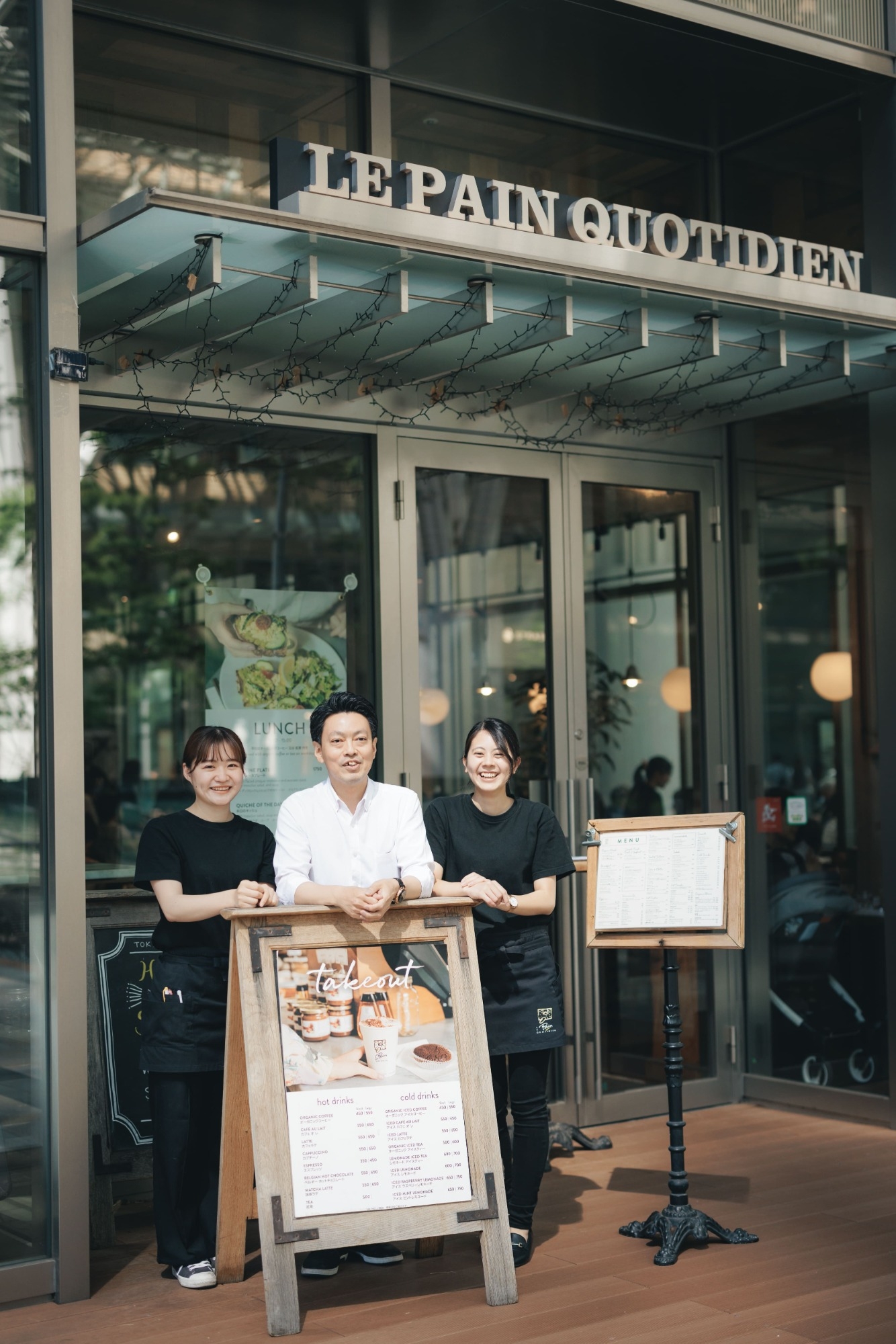 Full time employee! Restaurant Staff☆Foreigner Active/High Income Over 240,000 Yen/Full Benefits ...