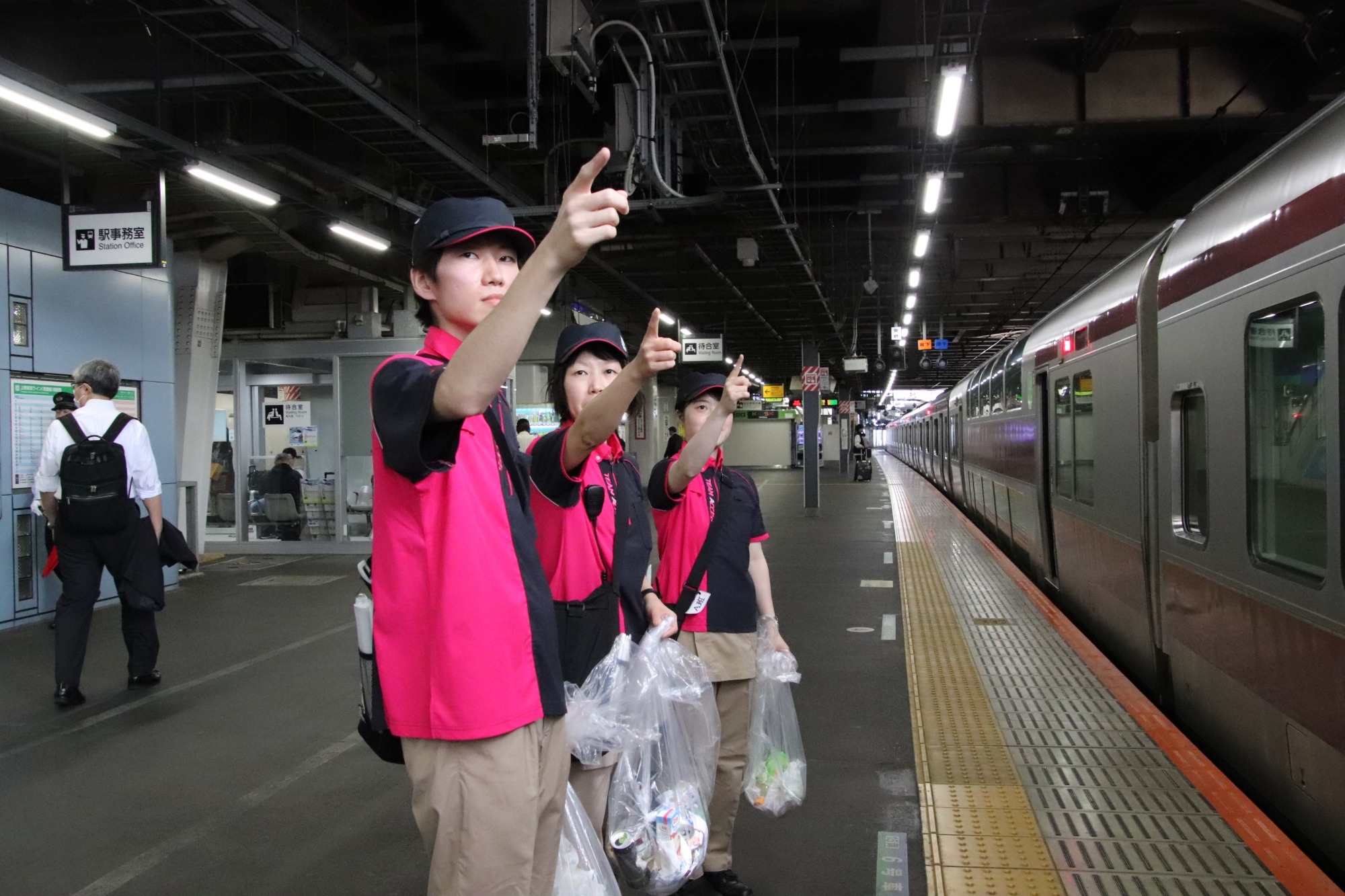 Cleaning work at JR station / Work inside the station so easy to commute / Male workers are ...