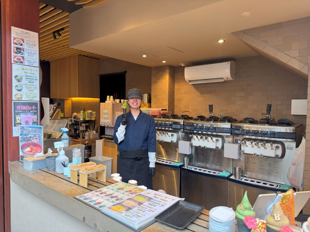 [Chinese staff active] Let's work at a stylish restaurant/soft serve ...